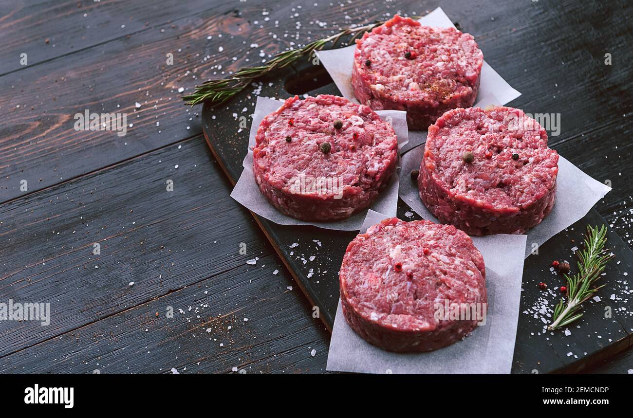 the formation of ground beef for grilling burger Stock Photo - Alamy
