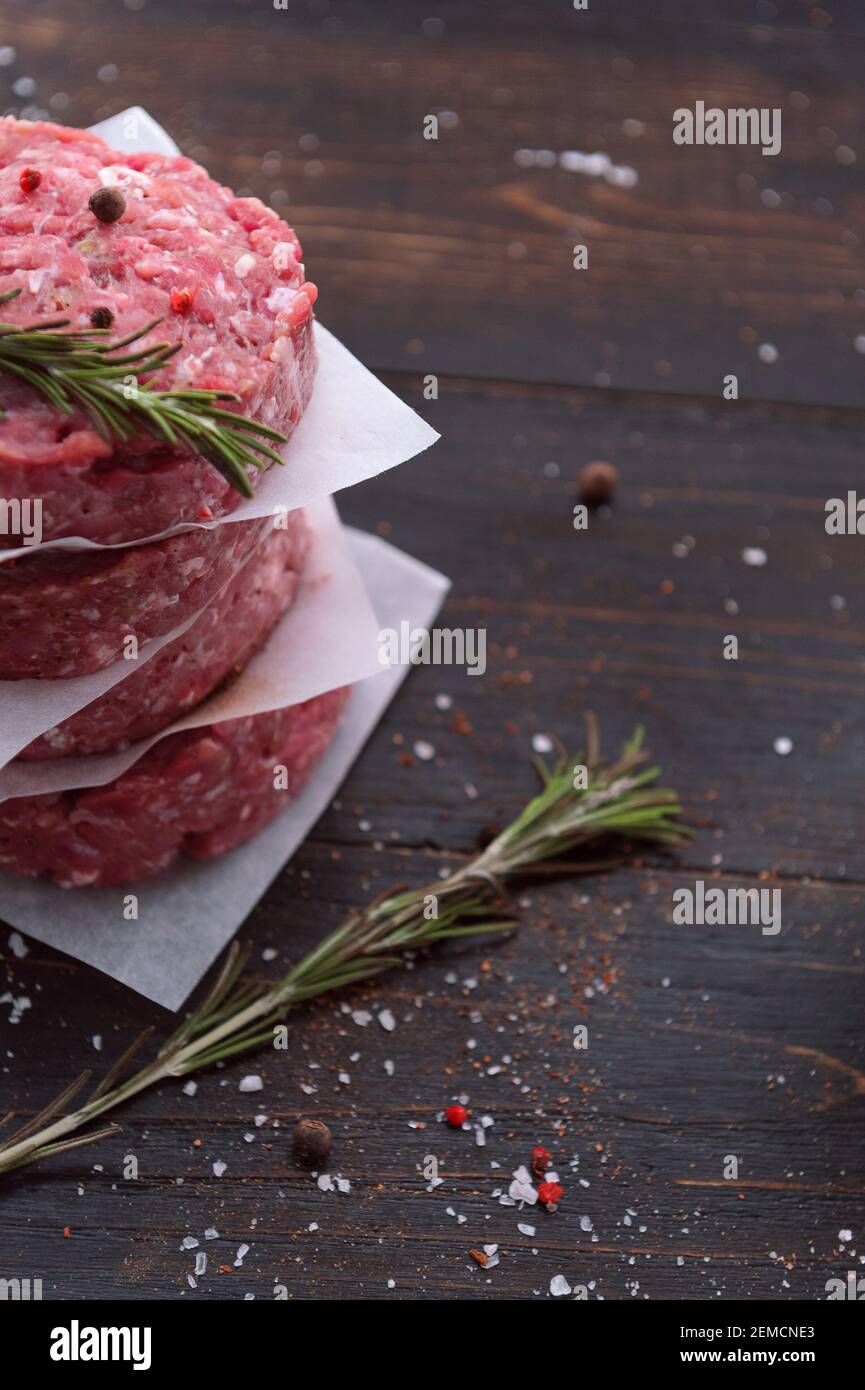 the formation of ground beef for grilling burger Stock Photo - Alamy