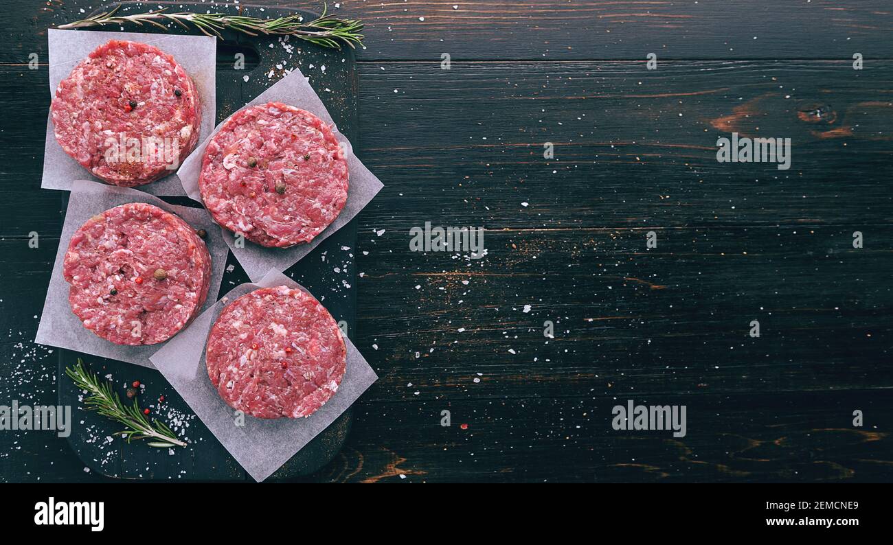 the formation of ground beef for grilling burger Stock Photo - Alamy