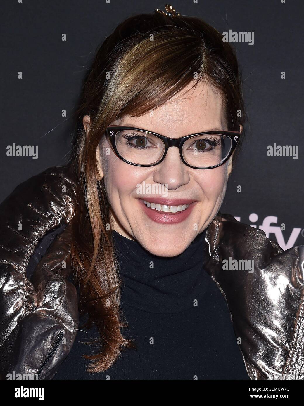 LOS ANGELES, CA, USA - FEBRUARY 07: Singer Lisa Loeb arrives at the ...