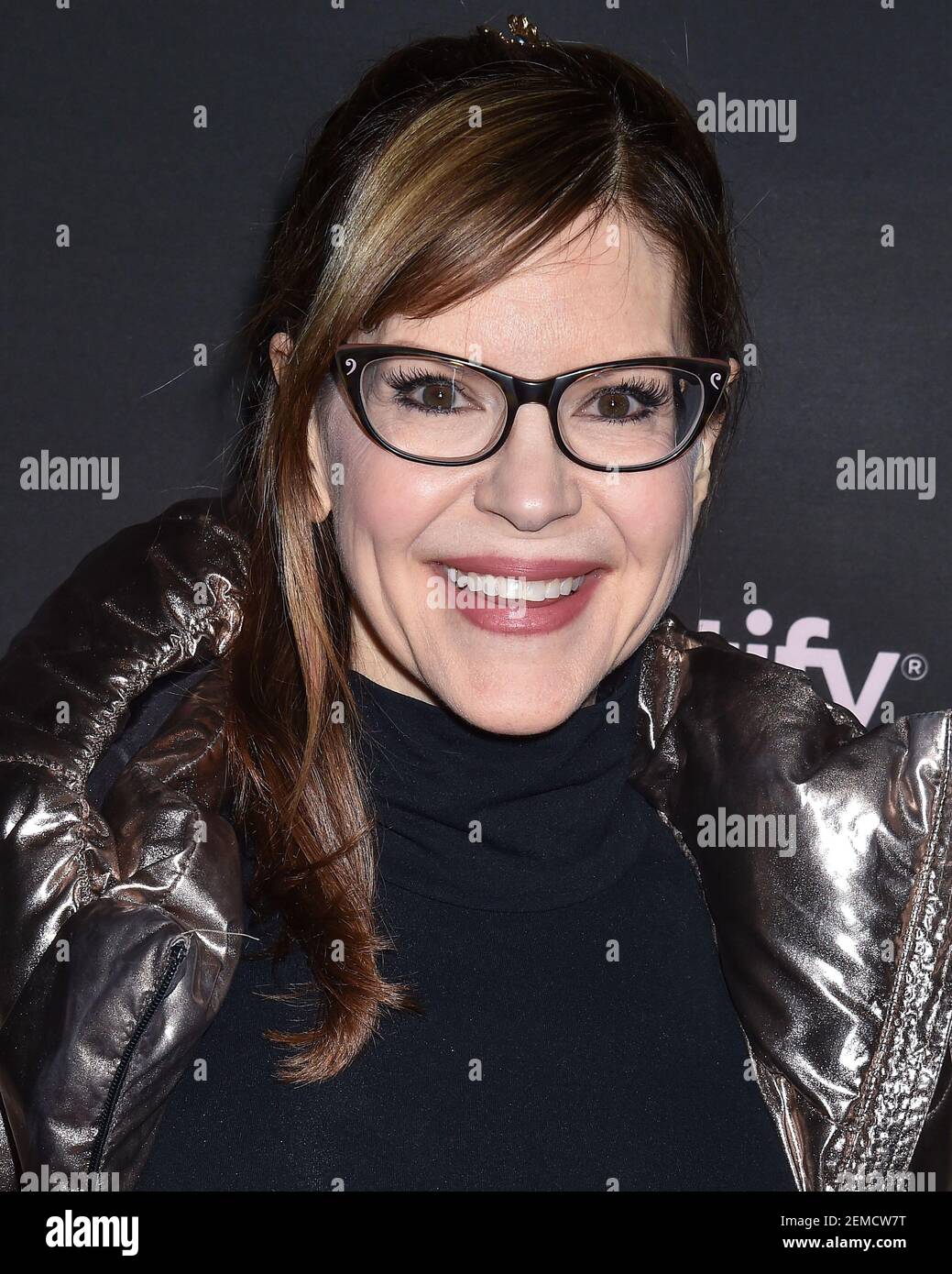 LOS ANGELES, CA, USA - FEBRUARY 07: Singer Lisa Loeb arrives at the ...