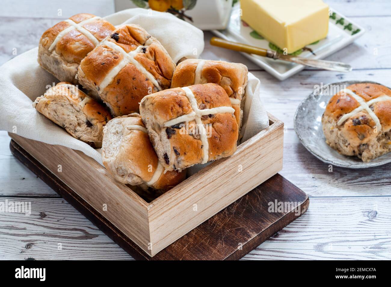 Hot cross buns - traditional Easter food Stock Photo - Alamy
