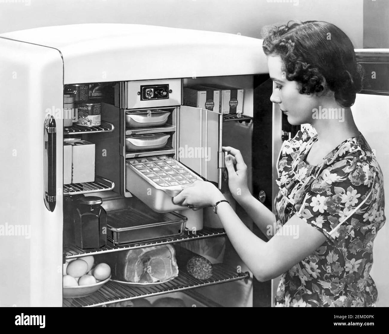 Housewife 1940s hi-res stock photography and images - Alamy