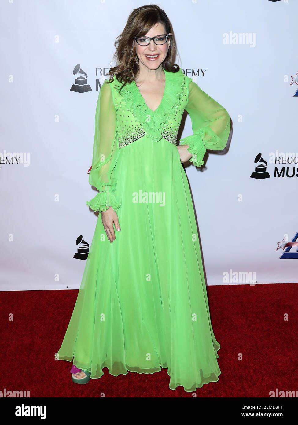 LOS ANGELES, CA, USA - FEBRUARY 08: Singer Lisa Loeb arrives at the ...