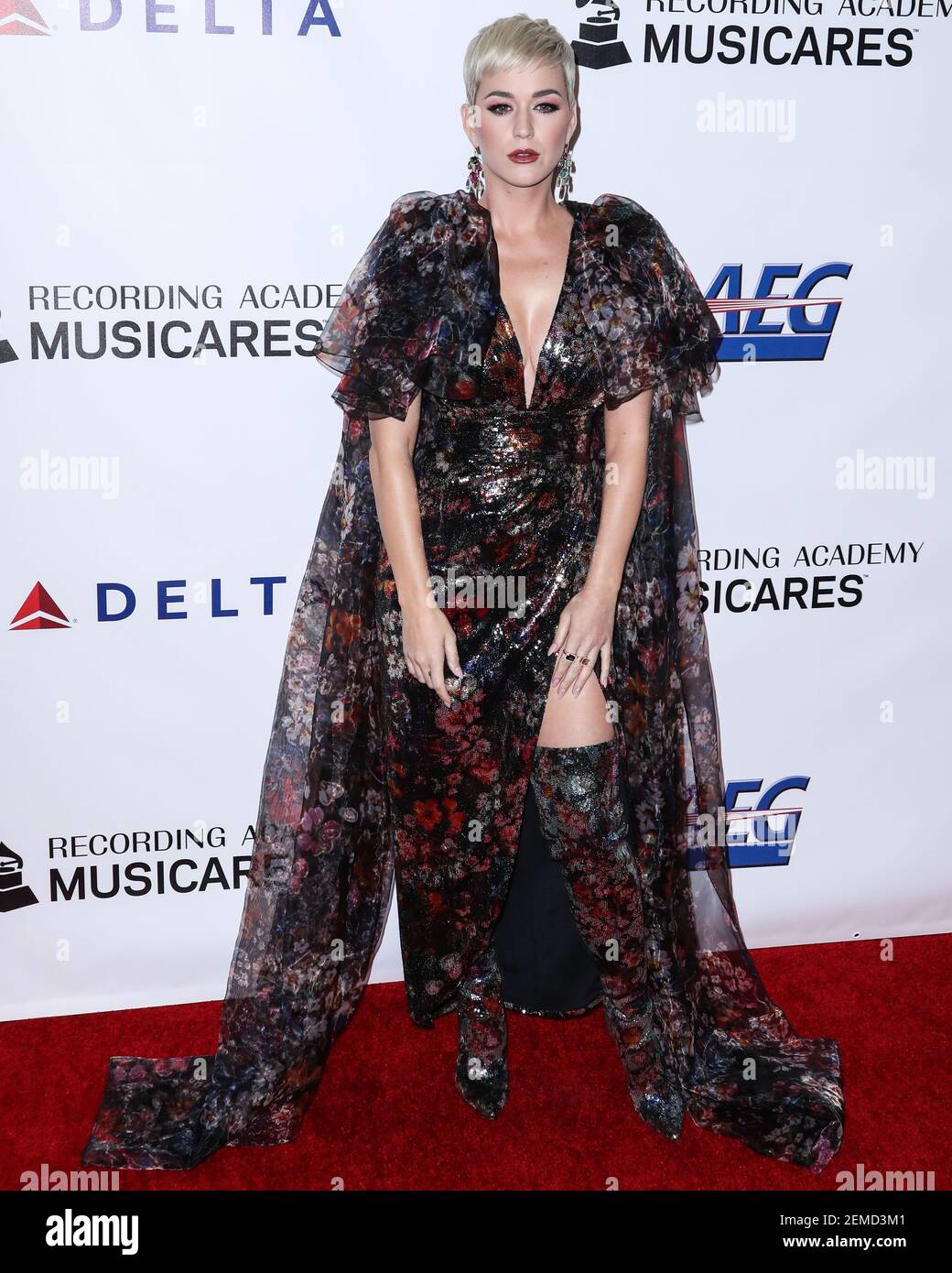 LOS ANGELES, CA, USA - FEBRUARY 08: Singer Katy Perry arrives at the ...