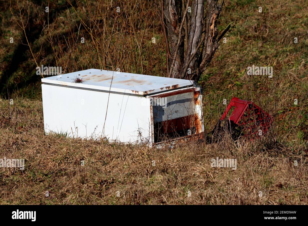 Dumped refrigerator hi-res stock photography and images - Alamy