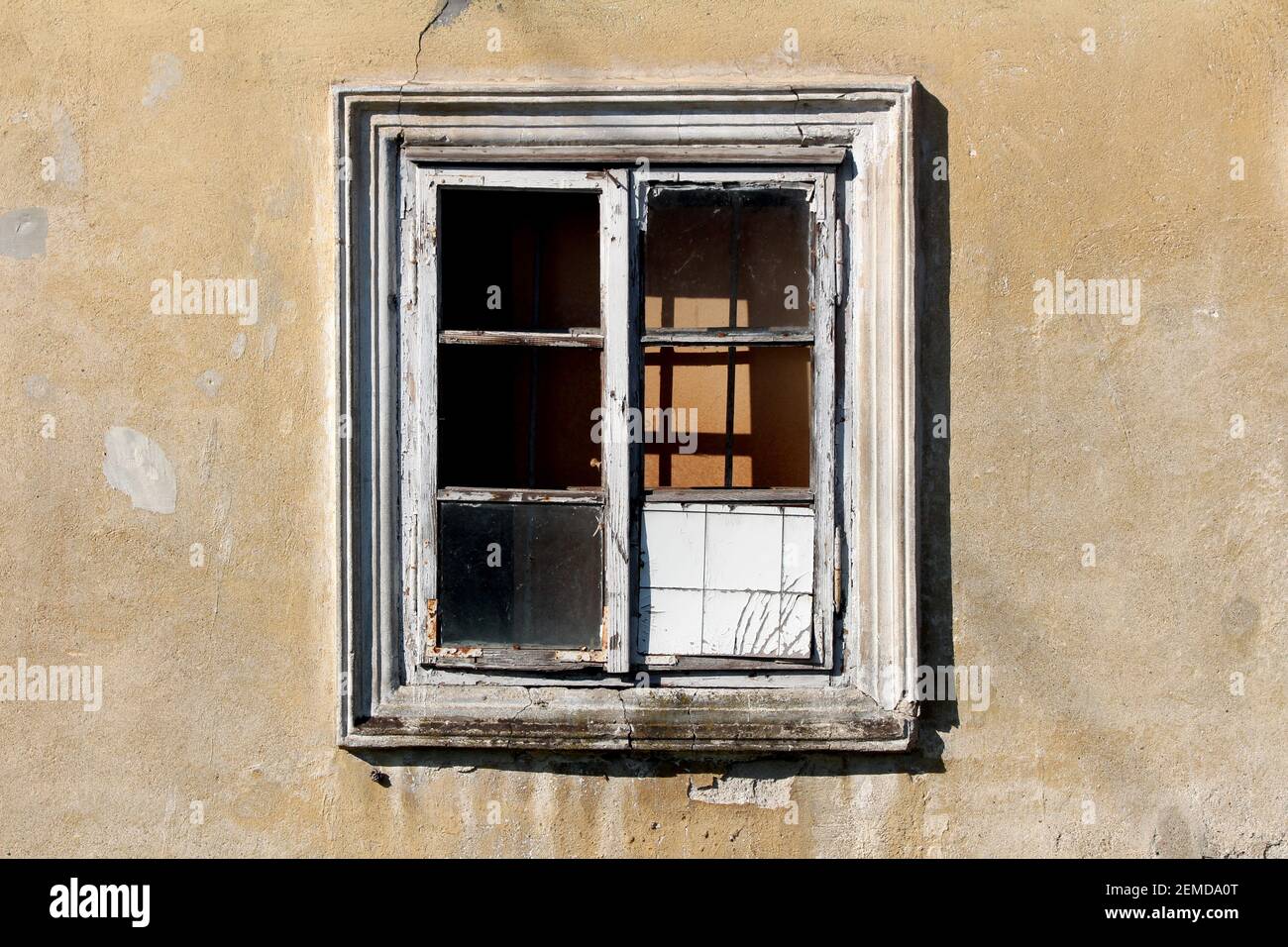 Dilapidated antique hi-res stock photography and images - Alamy