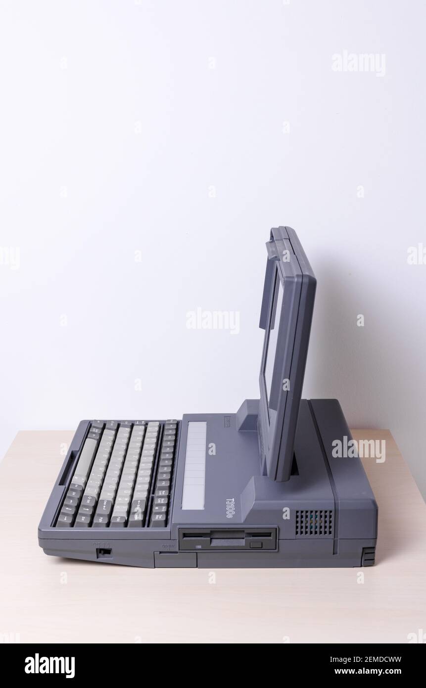 Toshiba t3100e, 1986, personal computer PC Laptop Notebook on office ... Toshiba t3100e, 1986, personal computer PC Laptop Notebook on office ...