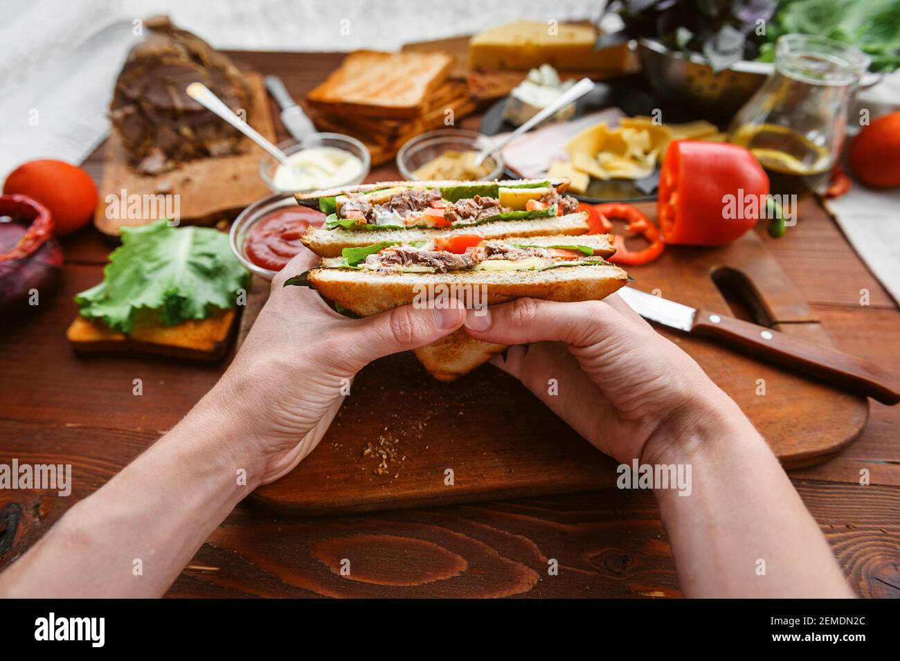 Making a sandwich hands hi-res stock photography and images - Alamy