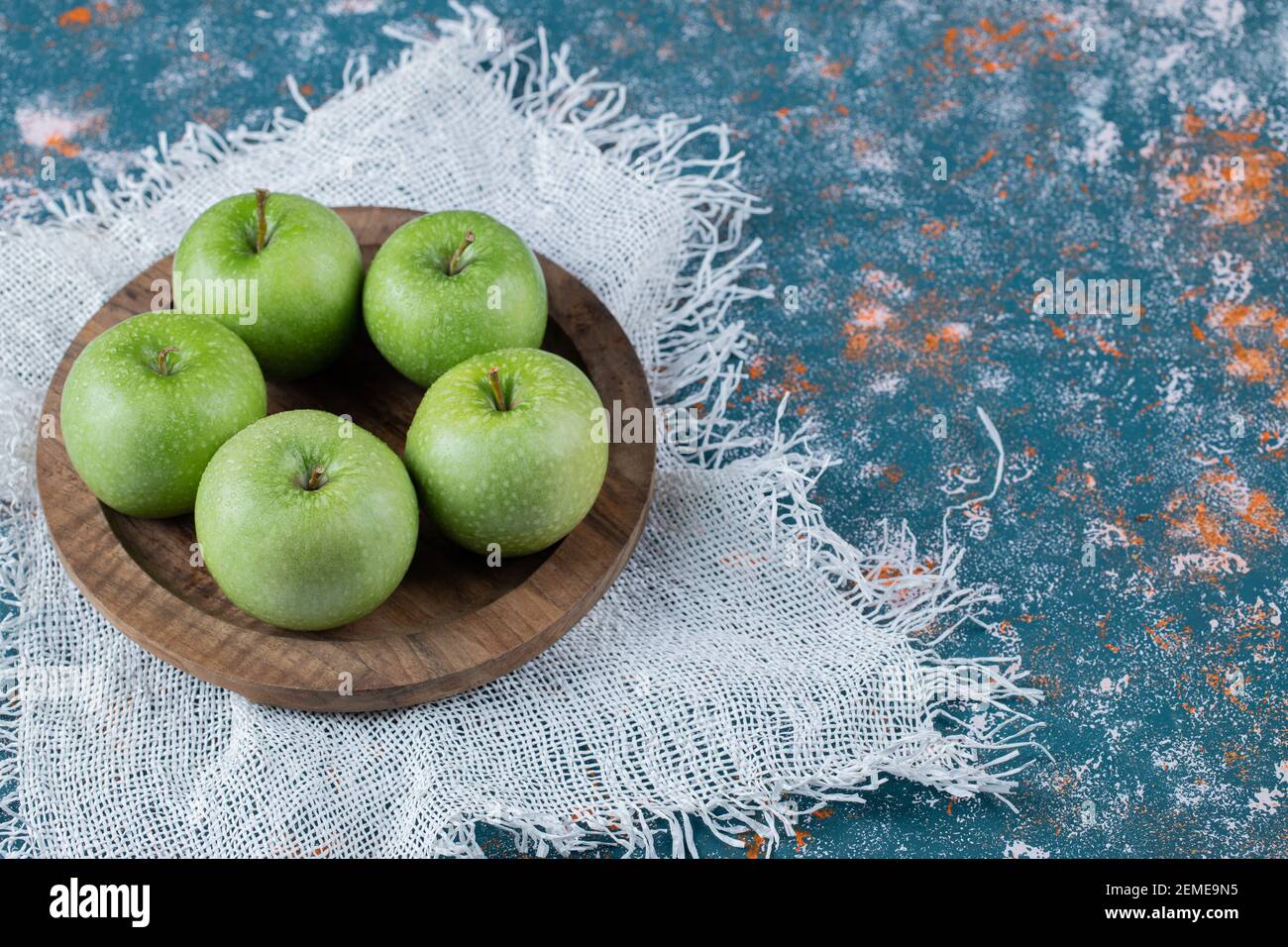 Juicy apples in a round wooden plate Stock Photo - Alamy