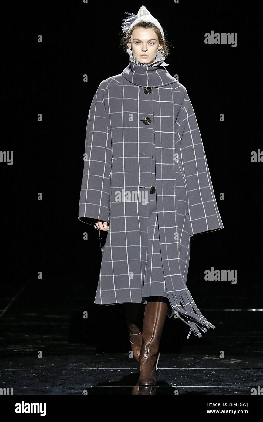 Cara Taylor walks on the runway during the Marc Jacobs Ready to Wear ...