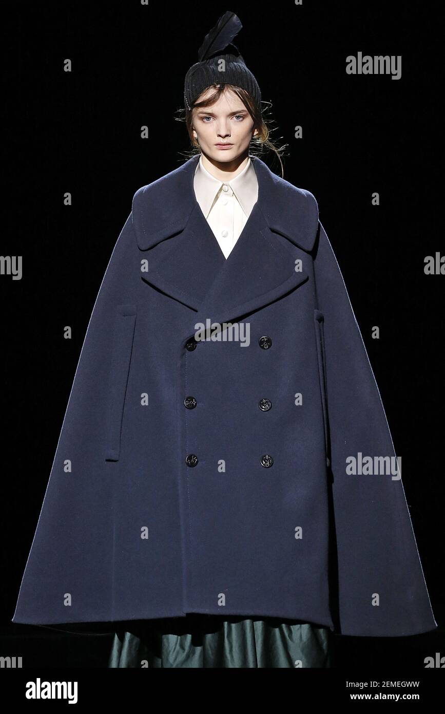 Primrose Archer walks on the runway during the Marc Jacobs Ready to ...