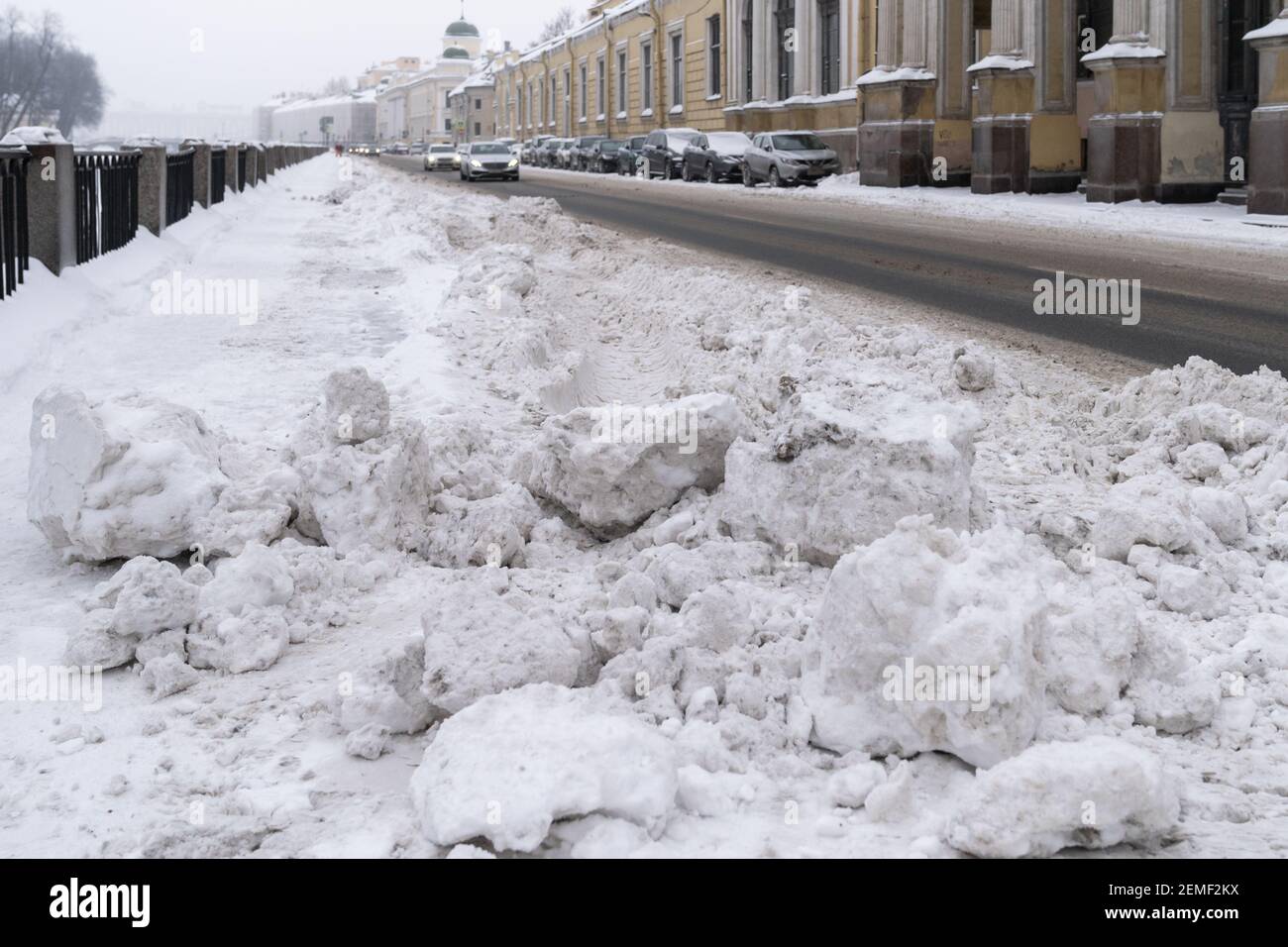 Uncleaned street with heavy snowdrifts after snowfall in the city ...