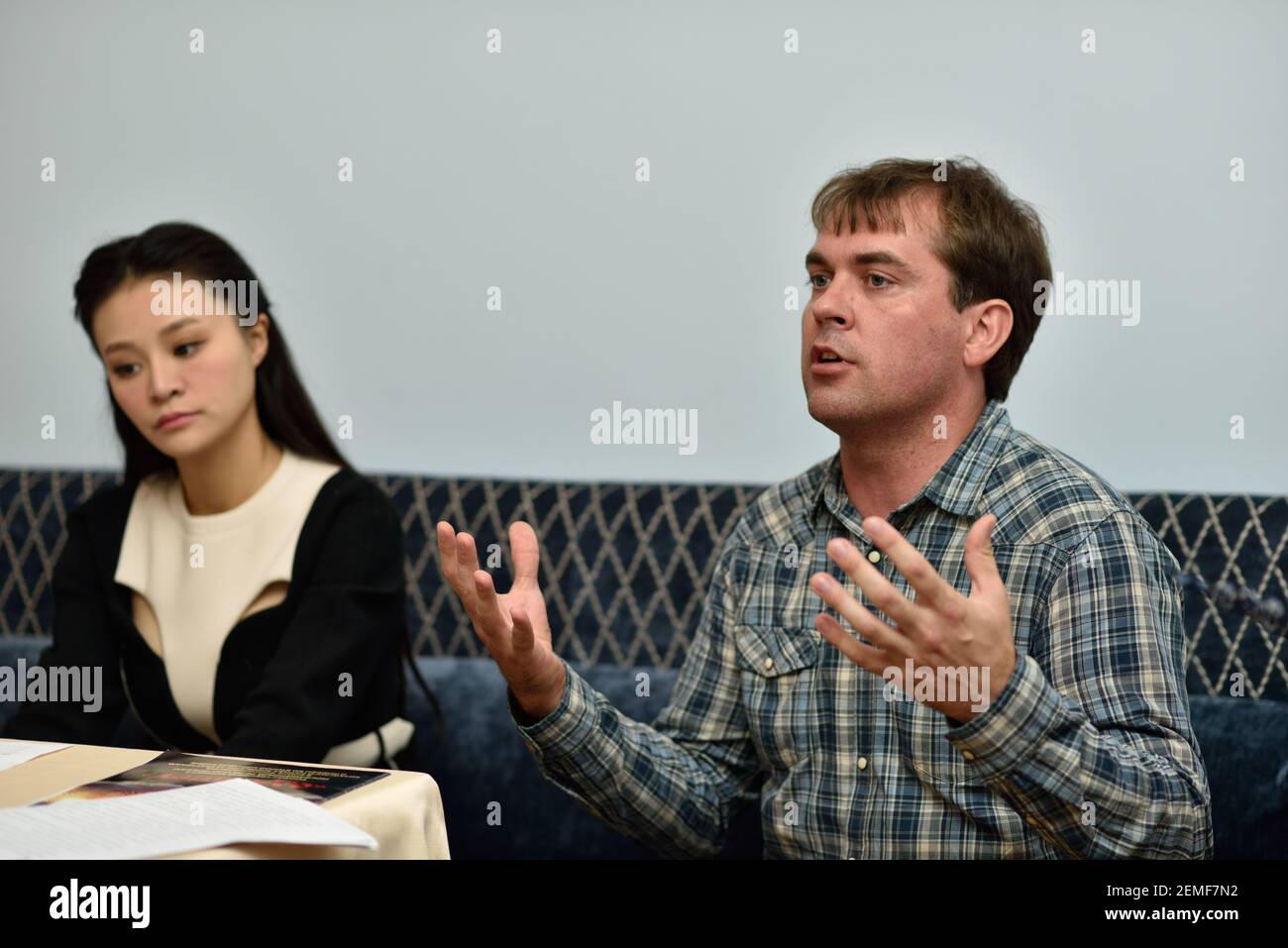 Russian girl chinese man hi-res stock photography and images - Alamy