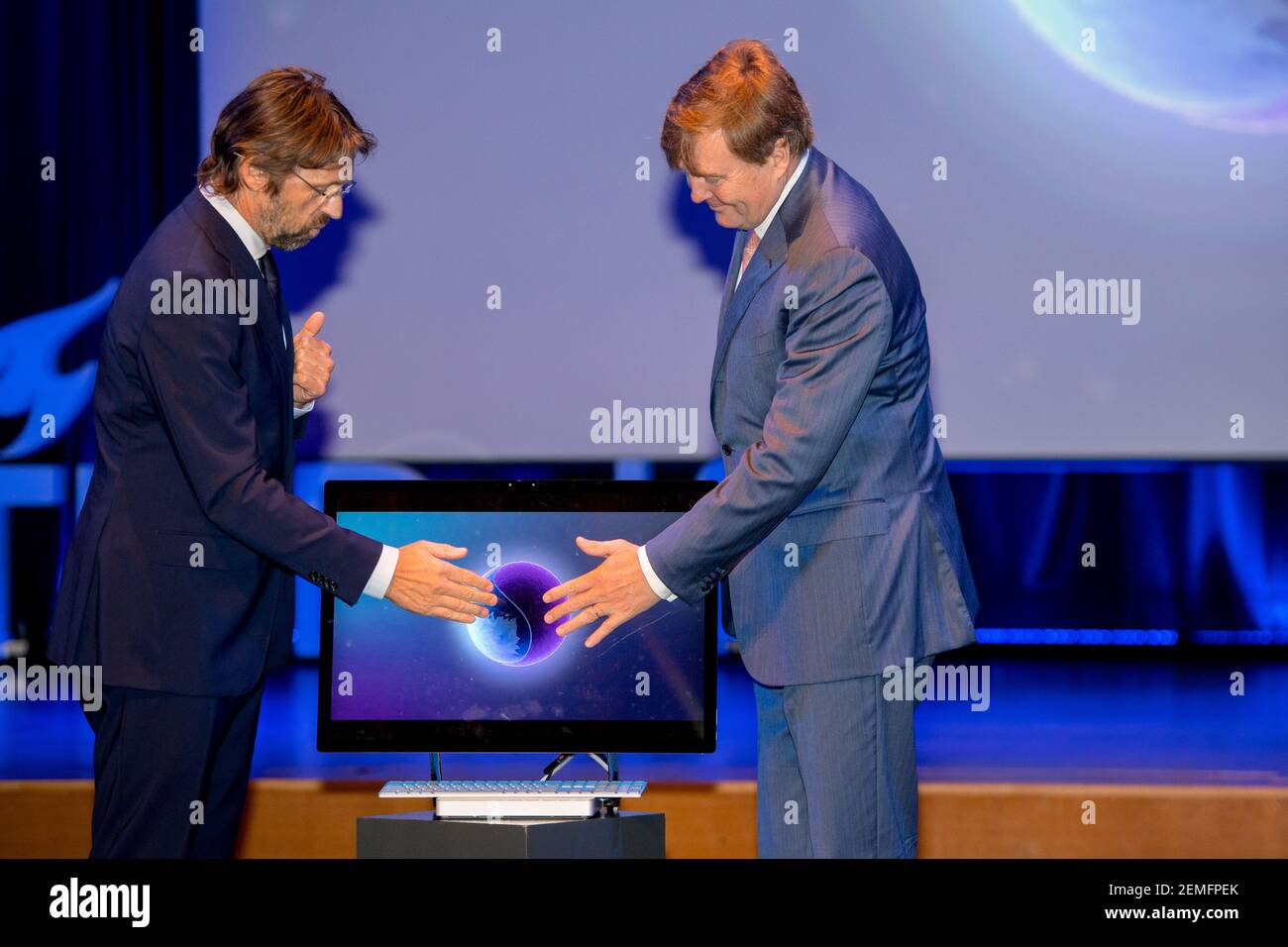 King Willem-Alexander opens the Microsoft Quantum Lab in Delft. The ...
