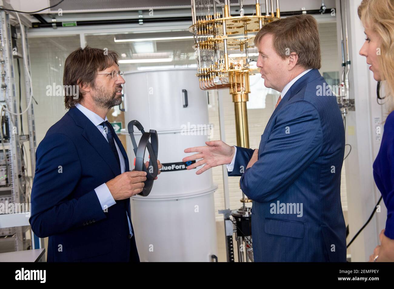 King Willem-Alexander opens the Microsoft Quantum Lab in Delft. The ...