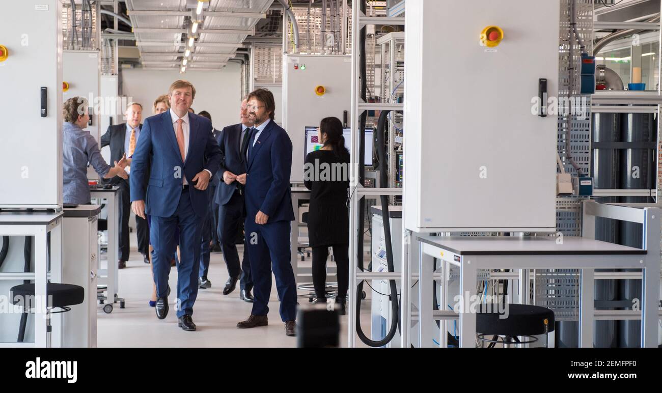 King Willem-Alexander opens the Microsoft Quantum Lab in Delft. The ...