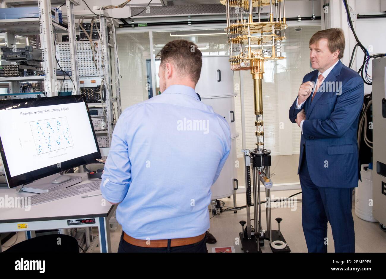 King Willem-Alexander opens the Microsoft Quantum Lab in Delft. The ...