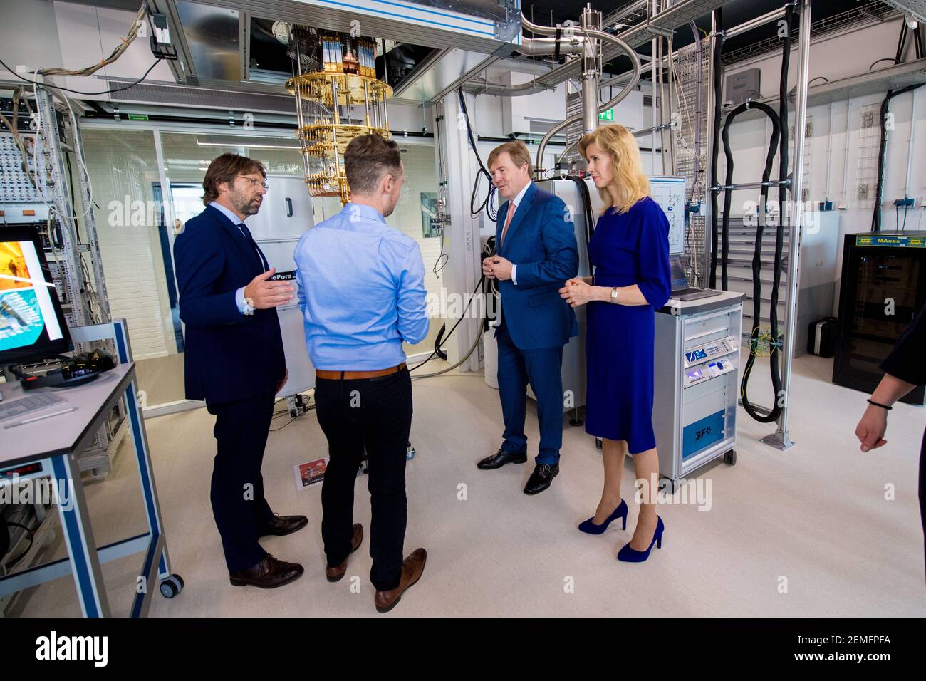 King Willem-Alexander opens the Microsoft Quantum Lab in Delft. The ...
