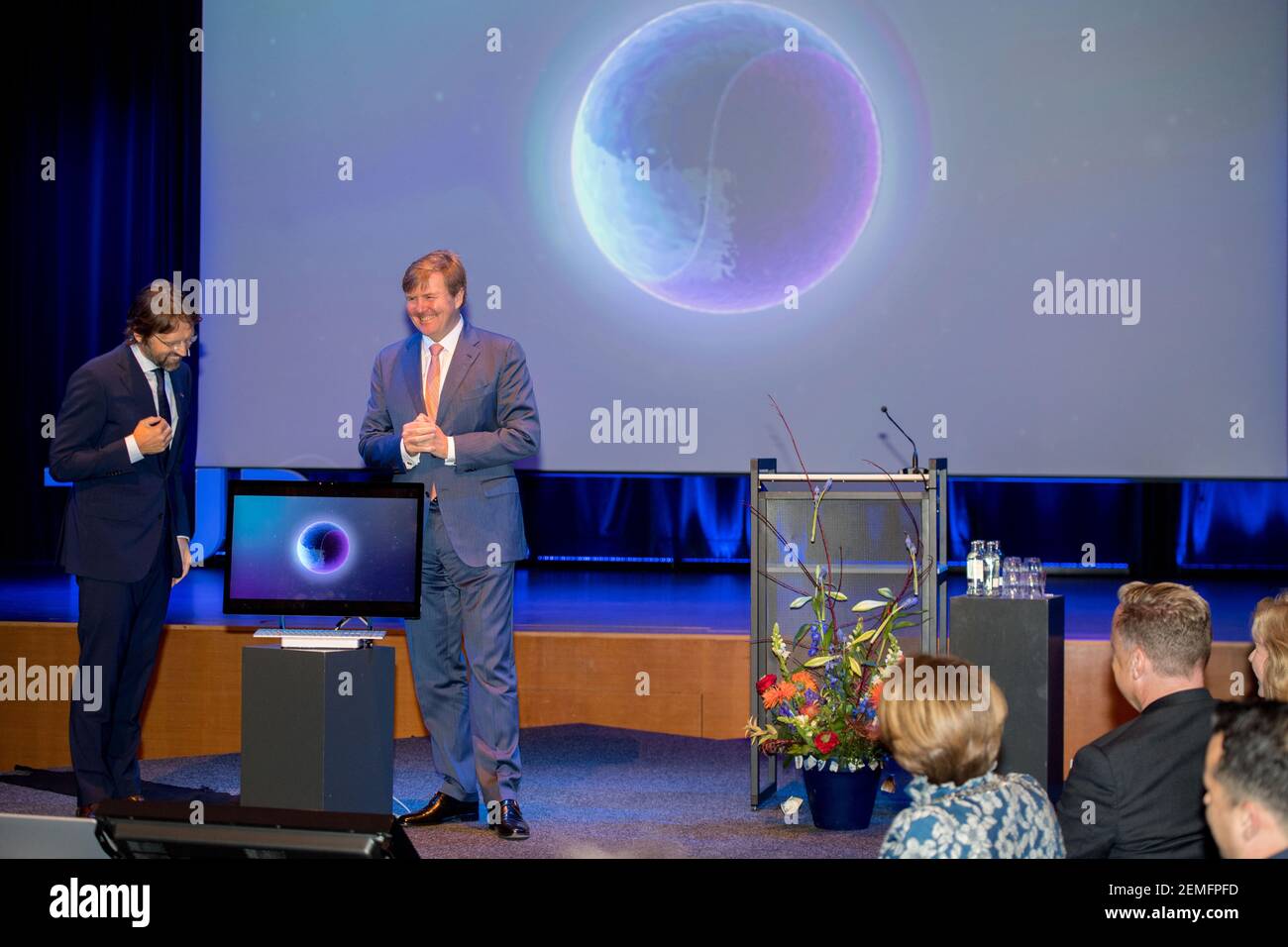 King Willem-Alexander opens the Microsoft Quantum Lab in Delft. The ...