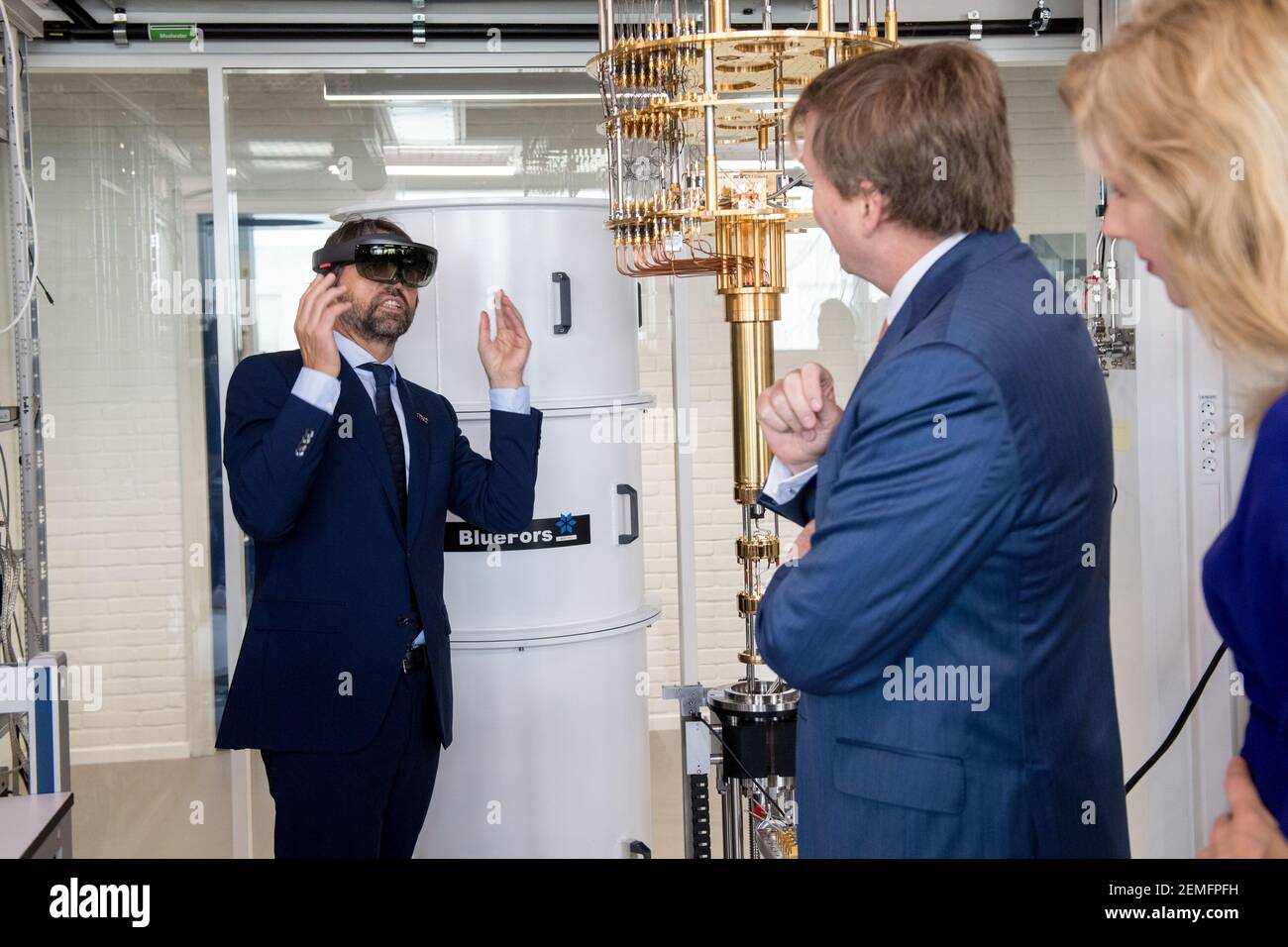 King Willem-Alexander opens the Microsoft Quantum Lab in Delft. The ...