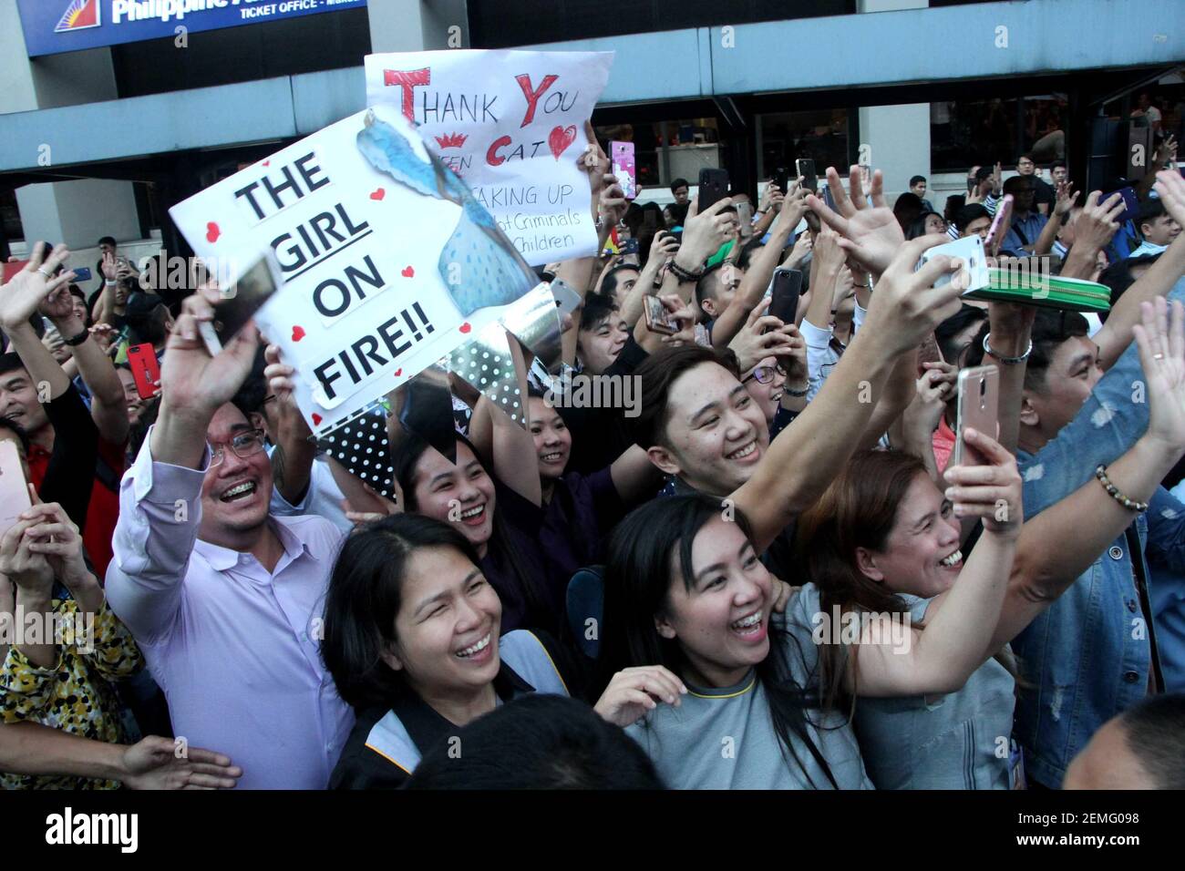 Thousands of Filipino crowd enjoyed taking photo, while others are ...
