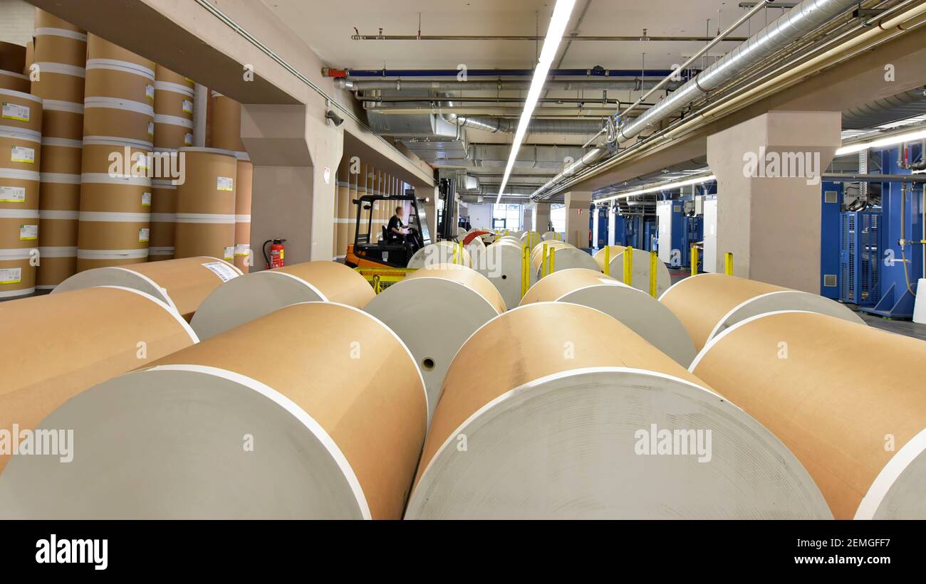 Paper roll in a printing press hi-res stock photography and images - Alamy