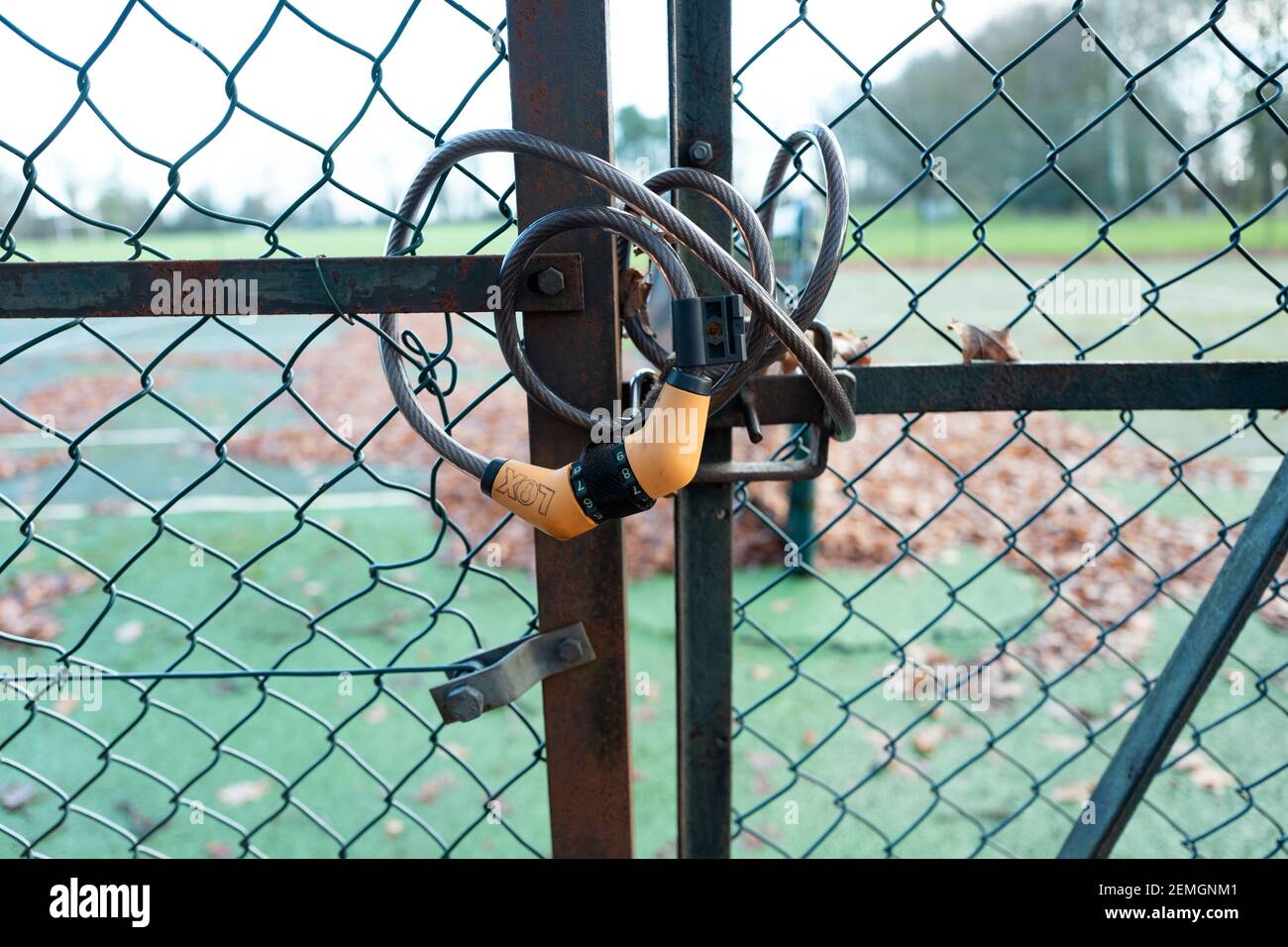 Rusty steel mesh fence hi-res stock photography and images - Alamy