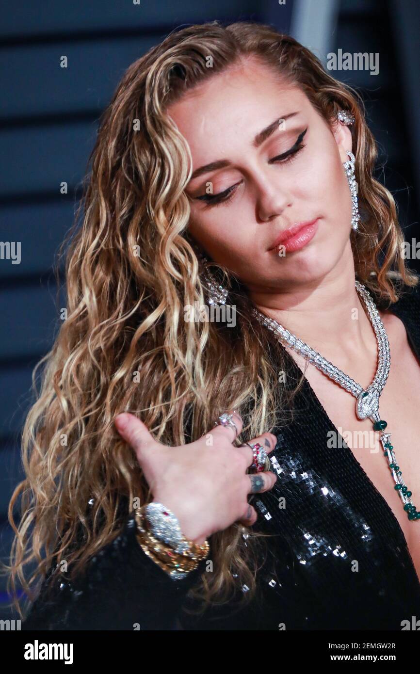 Miley Cyrus walking on the red carpet at the 2019 Vanity Fair Oscar ...