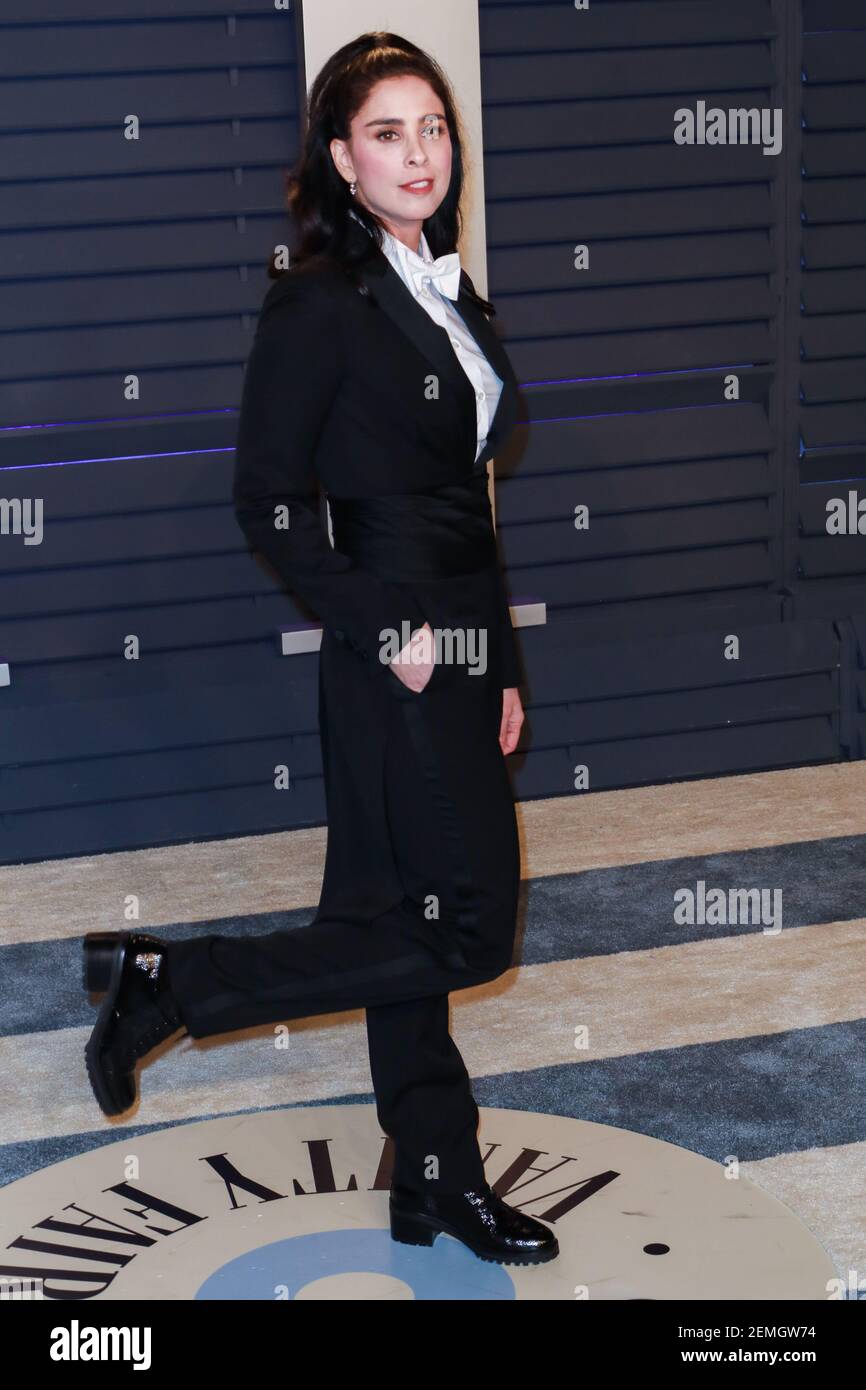 Sarah Silverman walking on the red carpet at the 2019 Vanity Fair Oscar ...