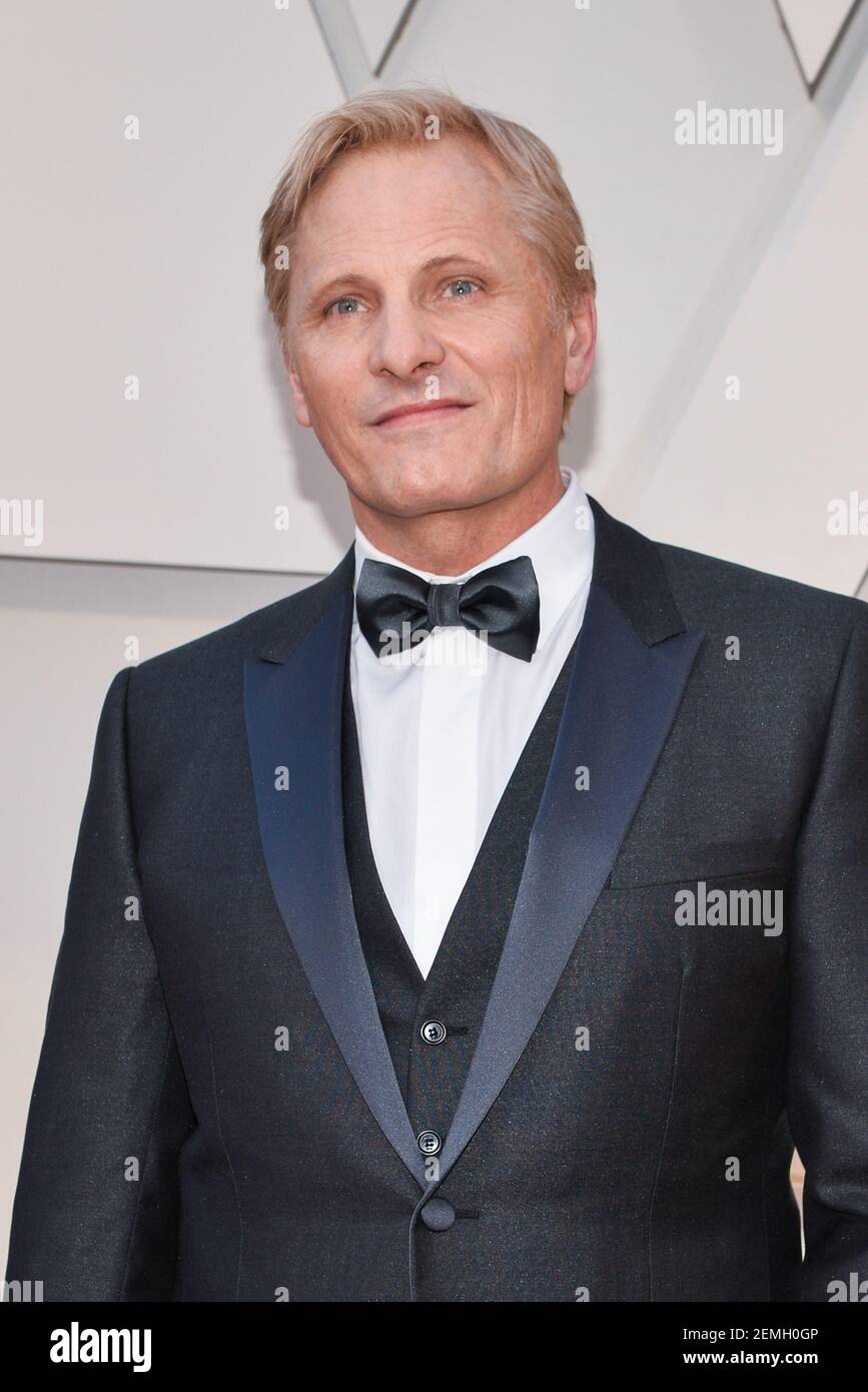 Viggo Mortensen walking on the 2019 Oscars red carpet at the 91st ...