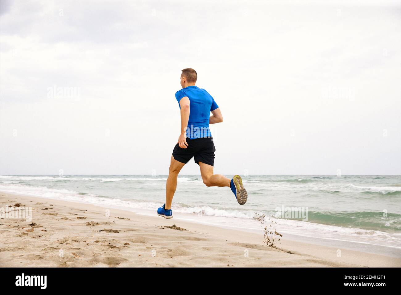 Male athlete beach hi-res stock photography and images - Alamy