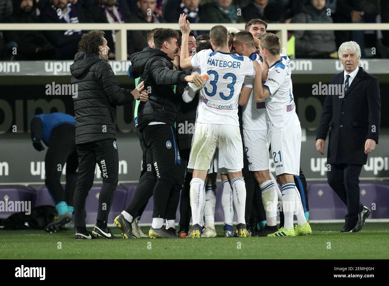 Marten De Roon of Atalanta celebrates with team mates after scoring ...