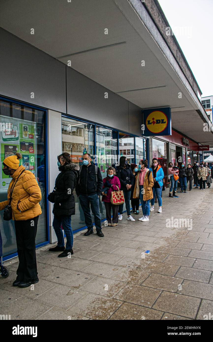 PUTNEY LONDON, UK 25 February 2021. A long queue of shoppers waiting ...