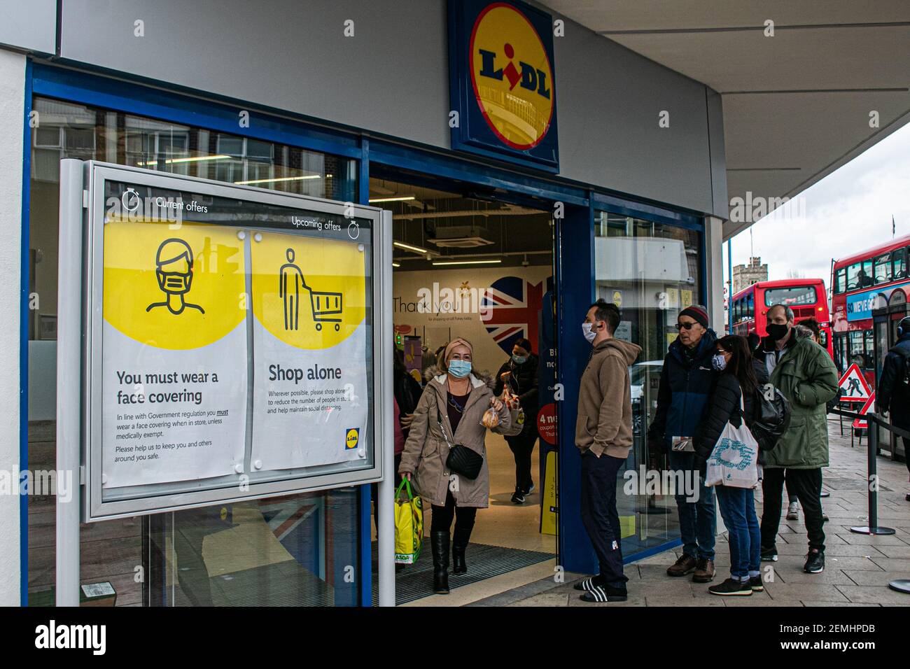 Long queue of shoppers uk high street hi-res stock photography and ...