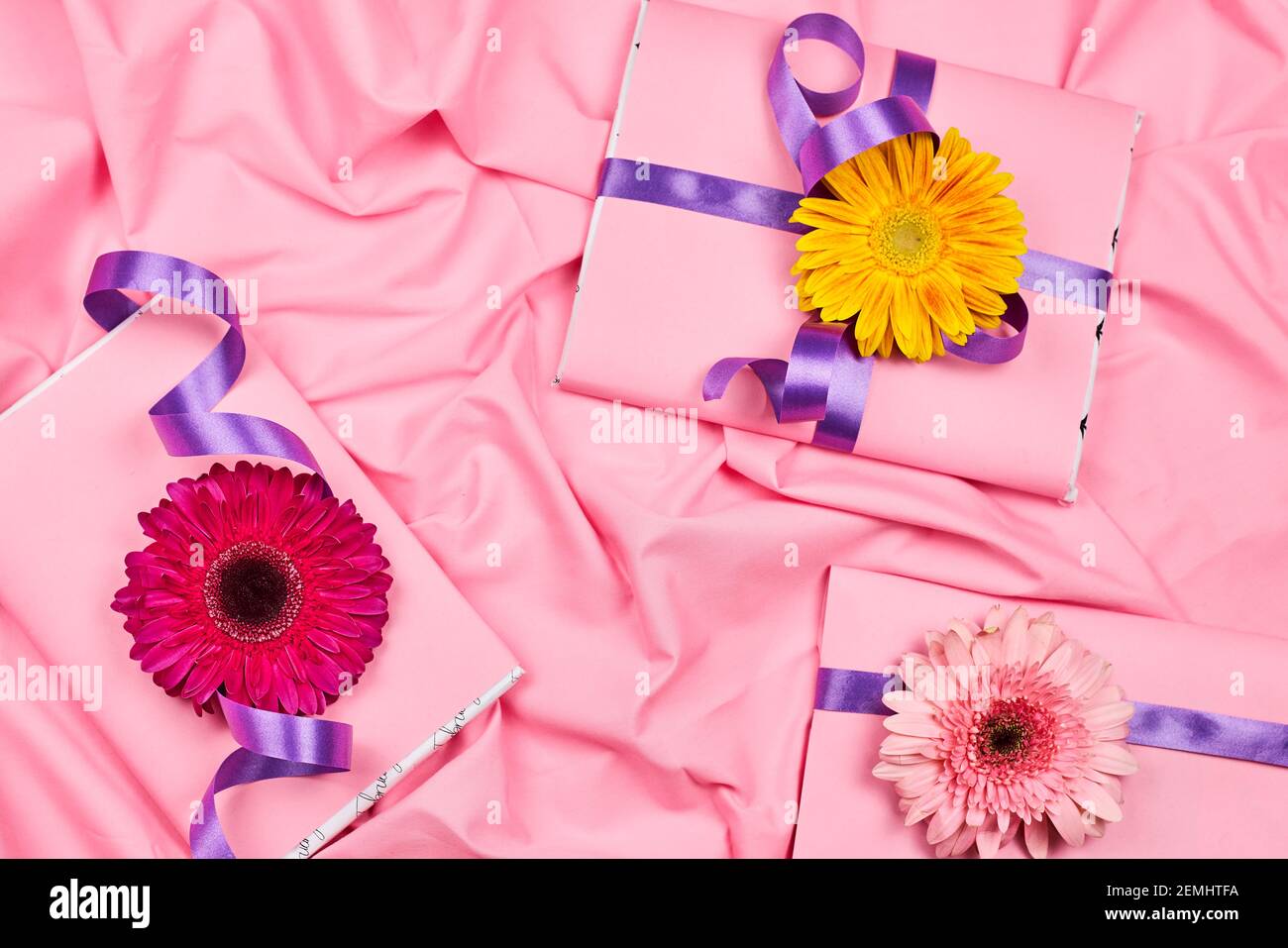 Cute spring gift boxes with daisy flowers. Spring floral background ...