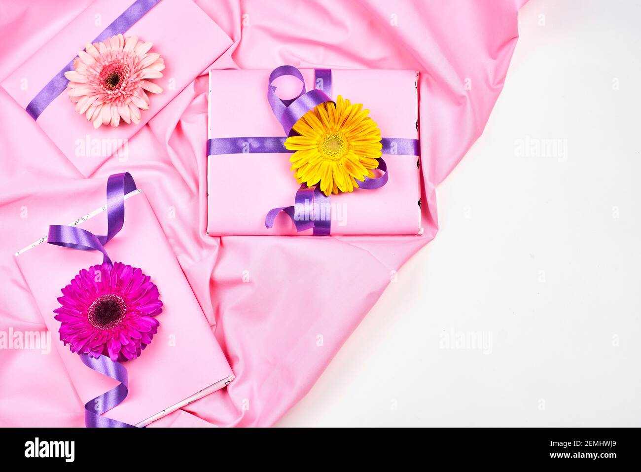 Cute spring gift boxes with daisy flowers. Spring floral background ...