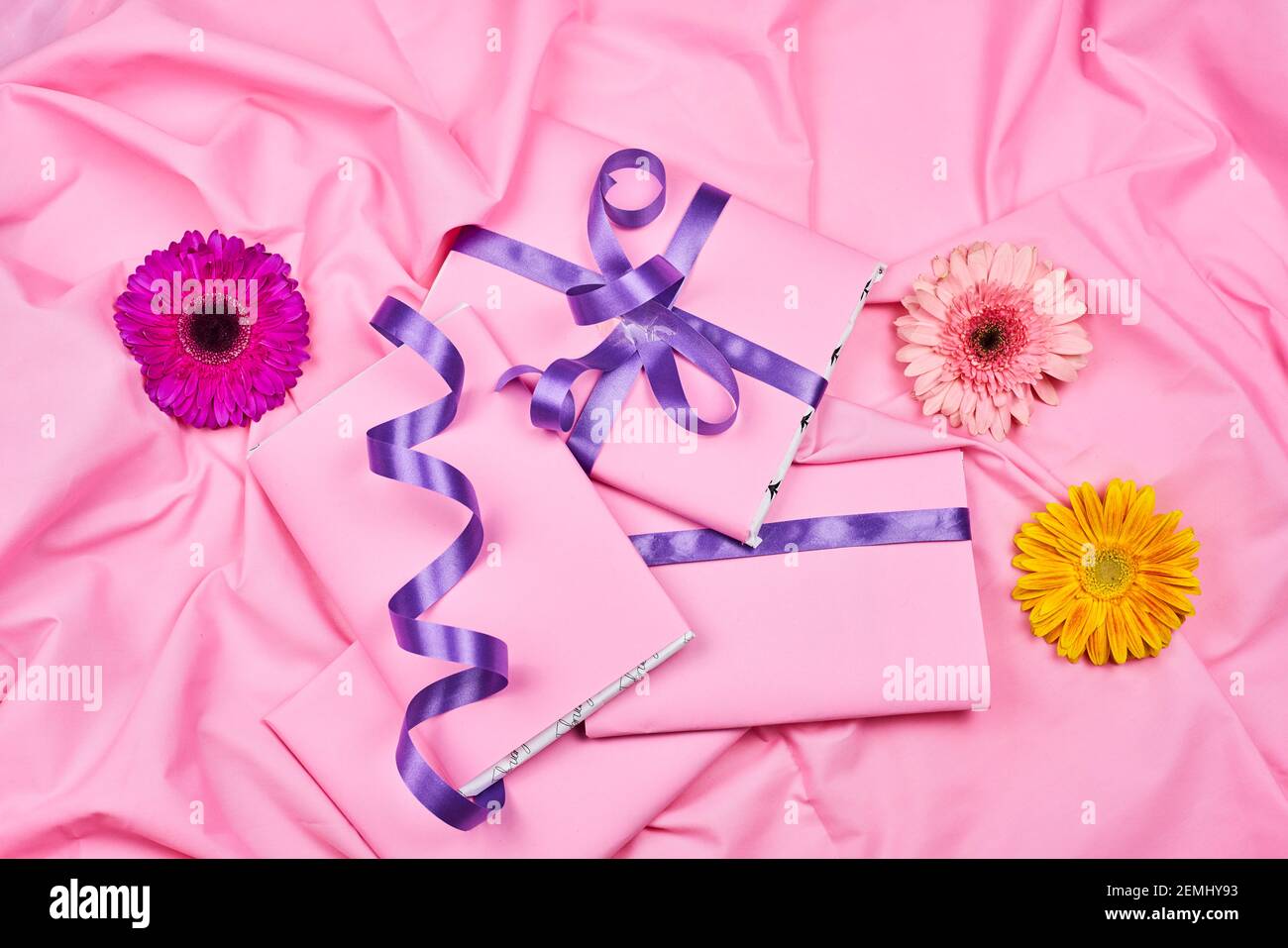Cute spring gift boxes with daisy flowers. Spring floral background ...