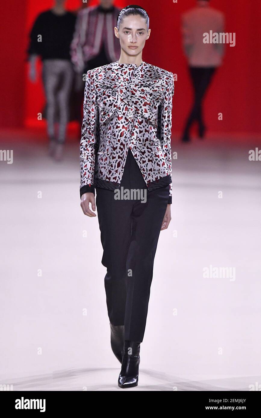 Amanda Googe walks on the runway during the Haider Ackermann Ready To ...