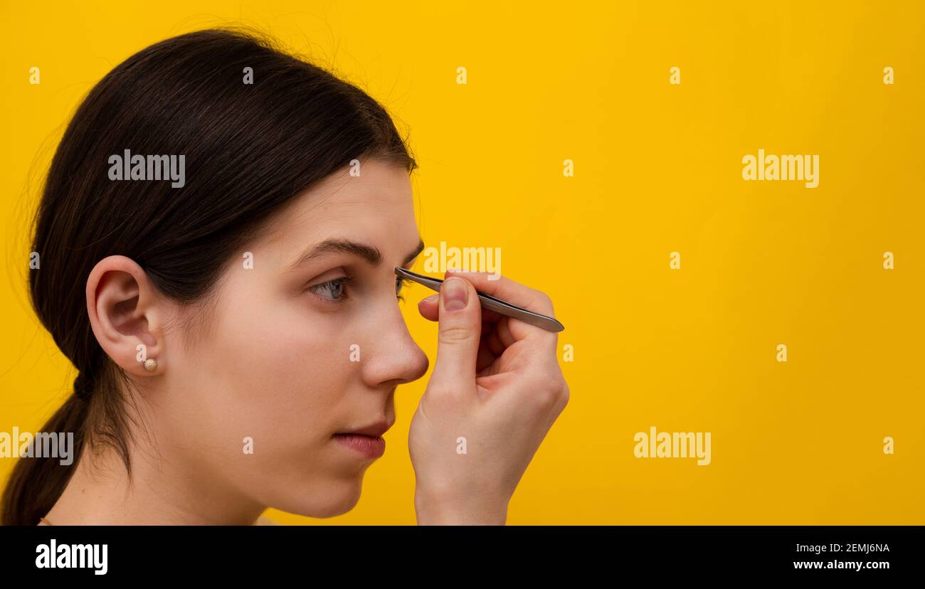 Eyelid pull hi-res stock photography and images - Alamy