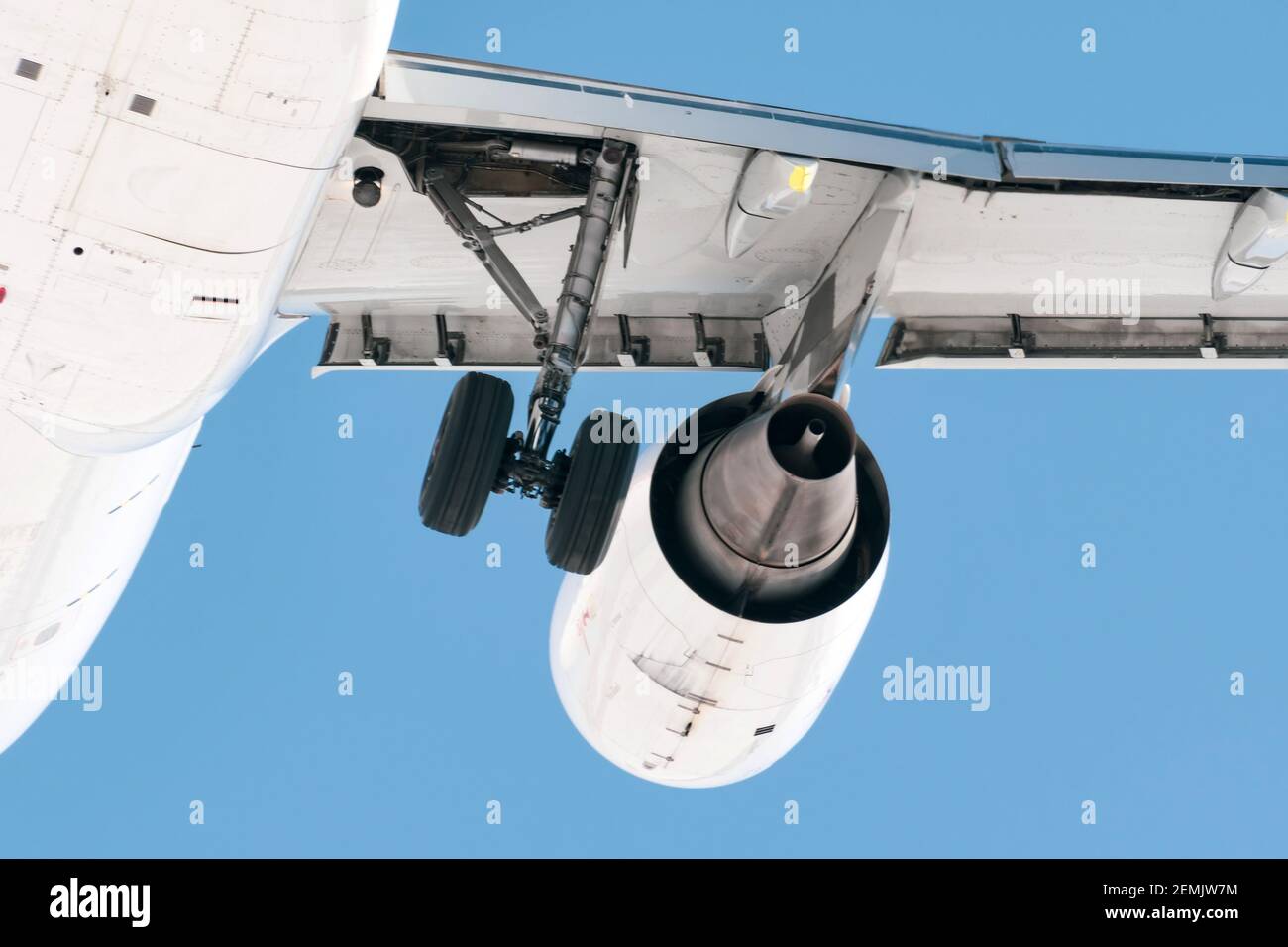 Back view jet engine hi-res stock photography and images - Alamy