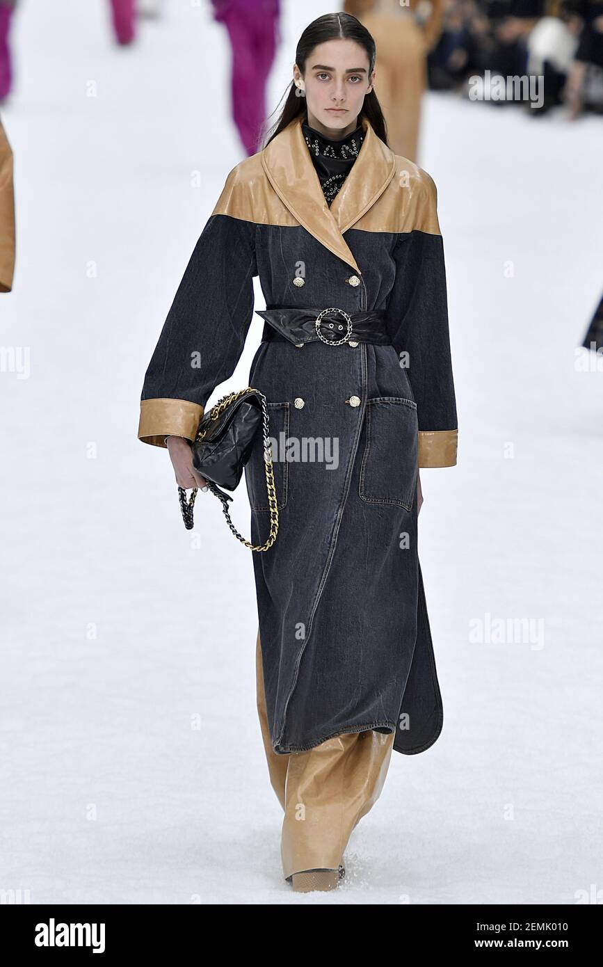 Model Amanda Googe walks on the runway during the Chanel Ready To Wear ...