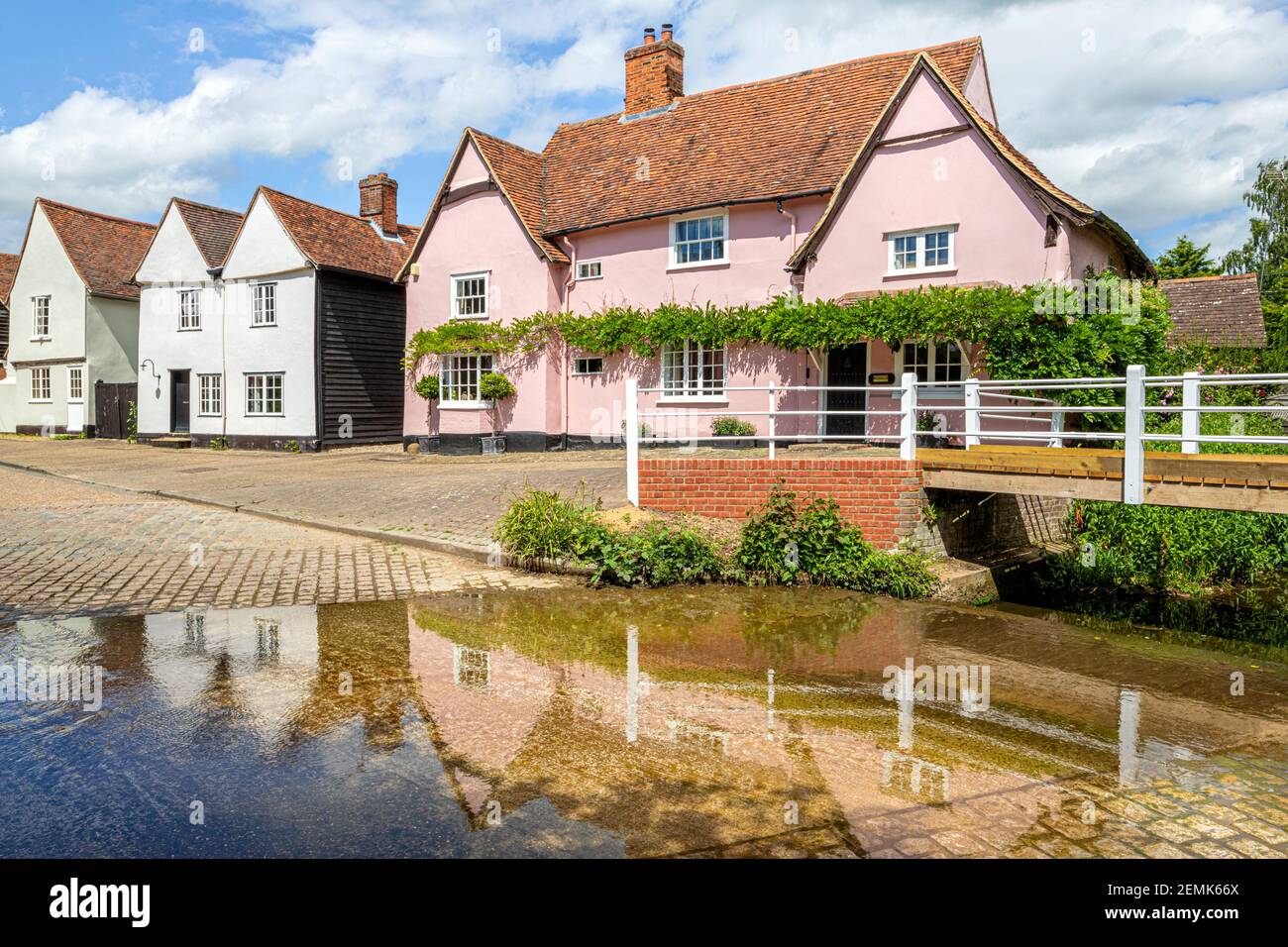 English colourful towns and villages hi-res stock photography and ...