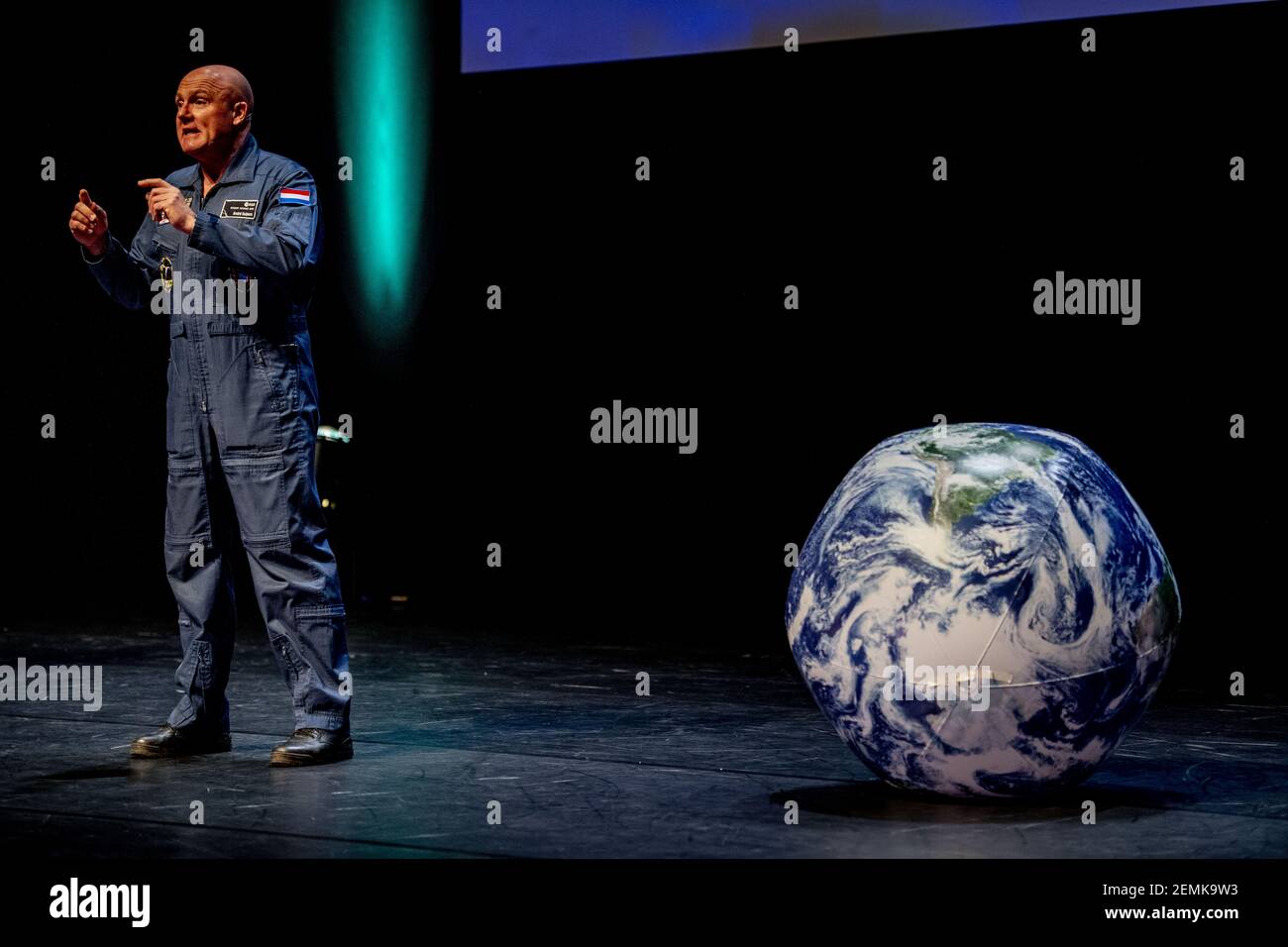 ROTTERDAM - theater Rotterdam students free with the class to André ...