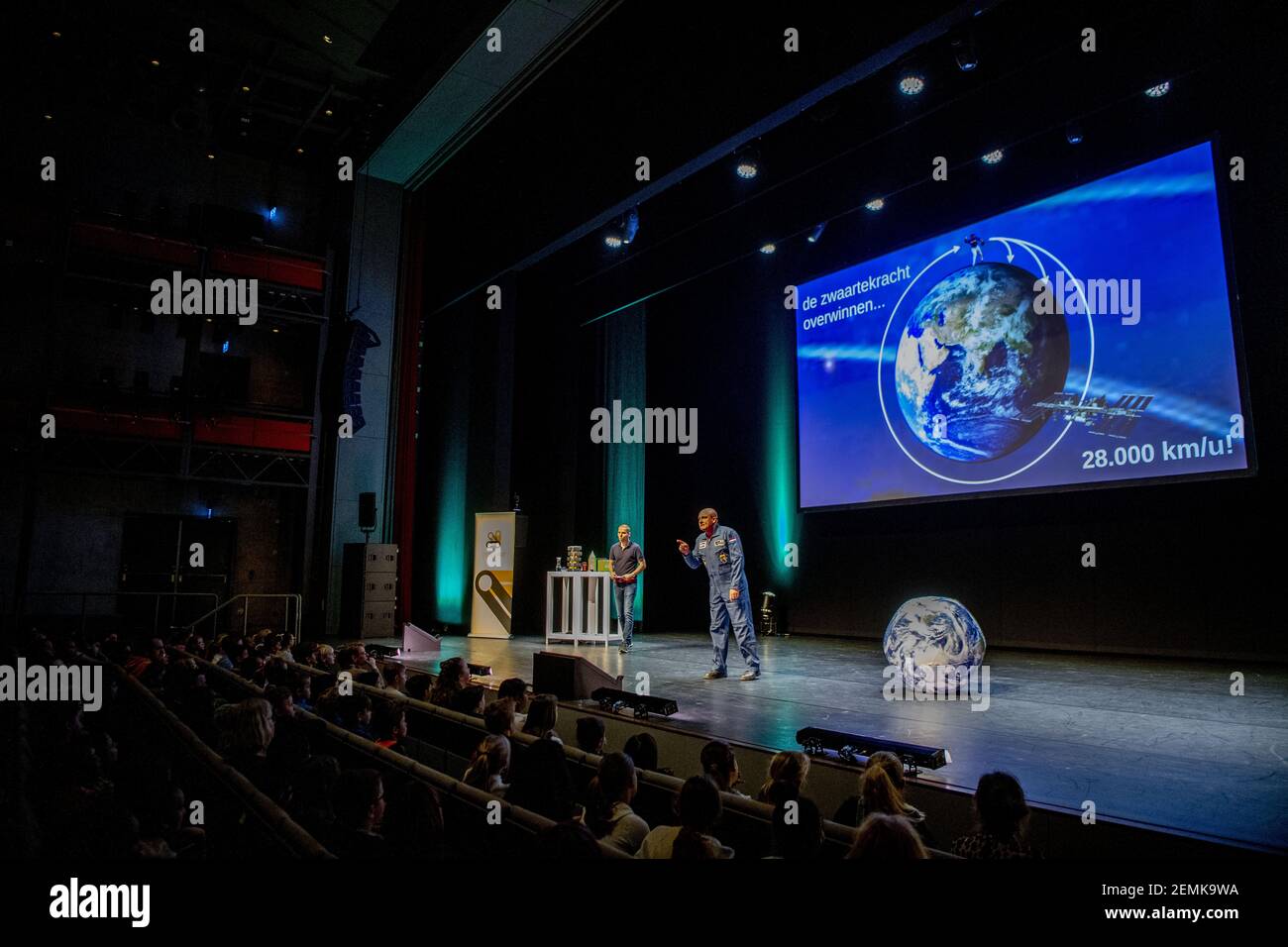 ROTTERDAM - theater Rotterdam students free with the class to André ...