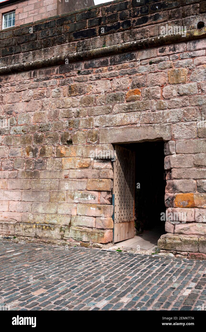 Quay walls hi-res stock photography and images - Alamy