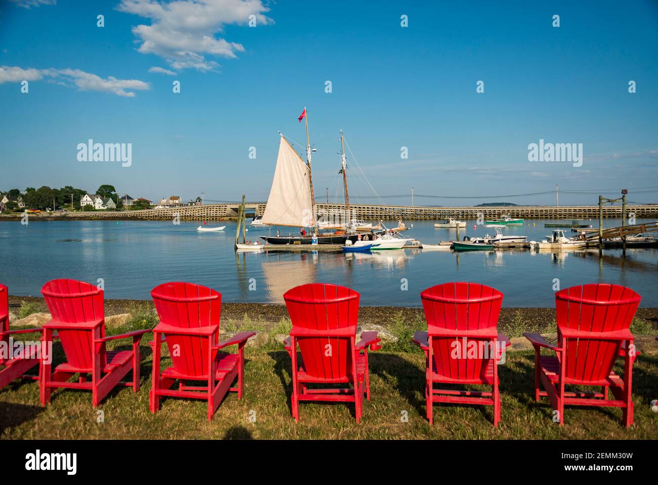 Boats and warehouse on a dock on the Maine coast fishing port Stock ...