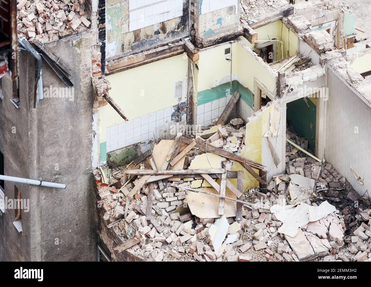 Building demolition explosion hi-res stock photography and images - Alamy