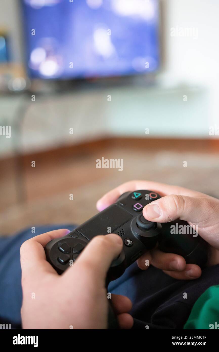 Kids playing video game hi-res stock photography and images - Alamy