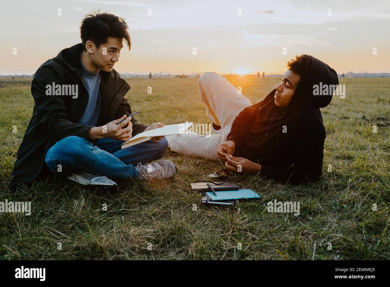 Sketch two people sitting down hi-res stock photography and images - Alamy